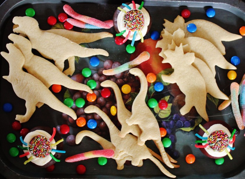 Vanilla biscuits and DINOSAURS!! – Baking with Gab
